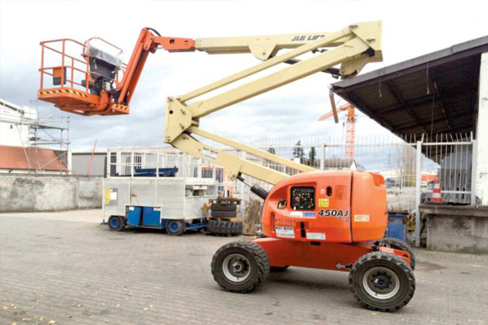 Gelenkteleskop- und Mastarbeitsbühnen | BS Mietservice GmbH